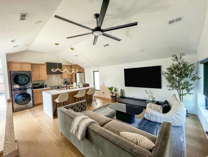 Prime 2bd Designer Retreat & Pool |Parking| Patio - 