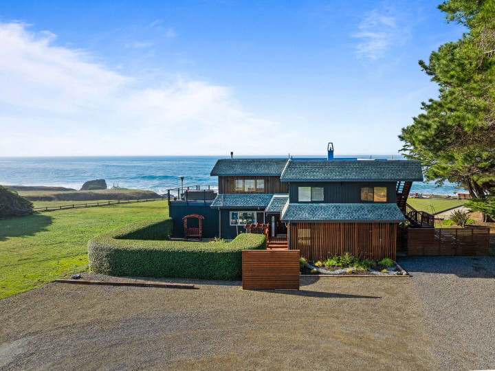 Ocean Front 5 Bedroom Coastal Getaway - Fort Bragg