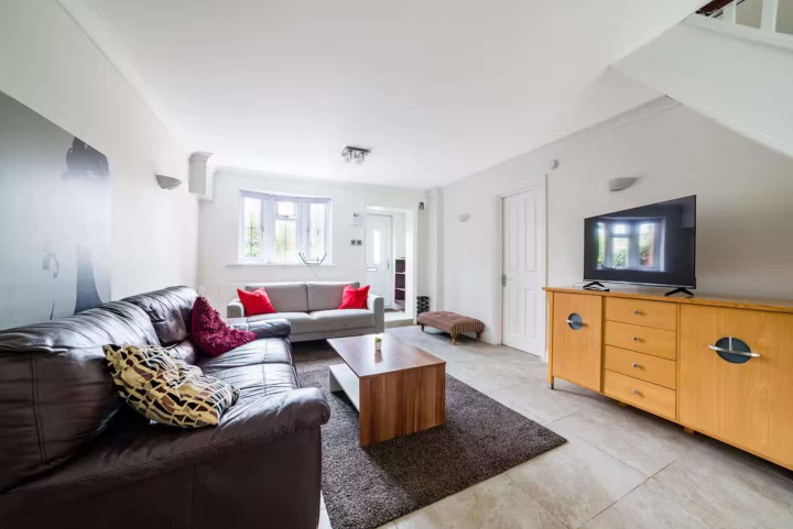 Cosy 4bd Home | Near Station & High St +2 Ensuites - Staines-upon-Thames