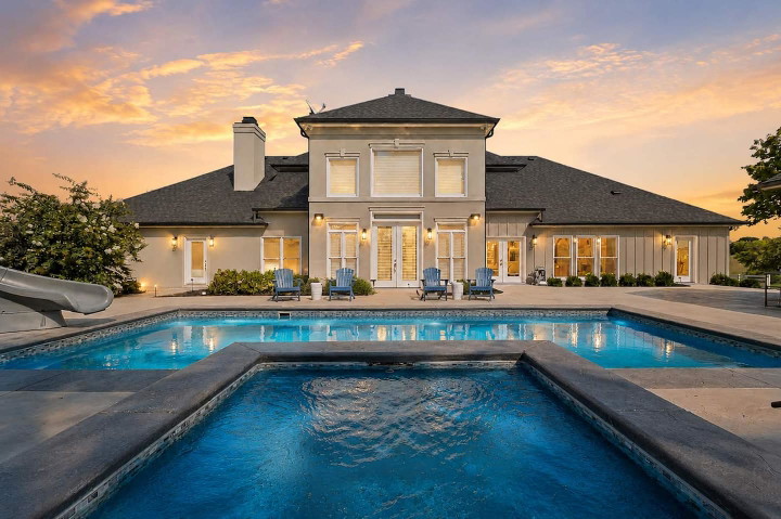 Stunning Luxury Villa W/ Private Blue Pool Oasis! - Lebanon, TN
