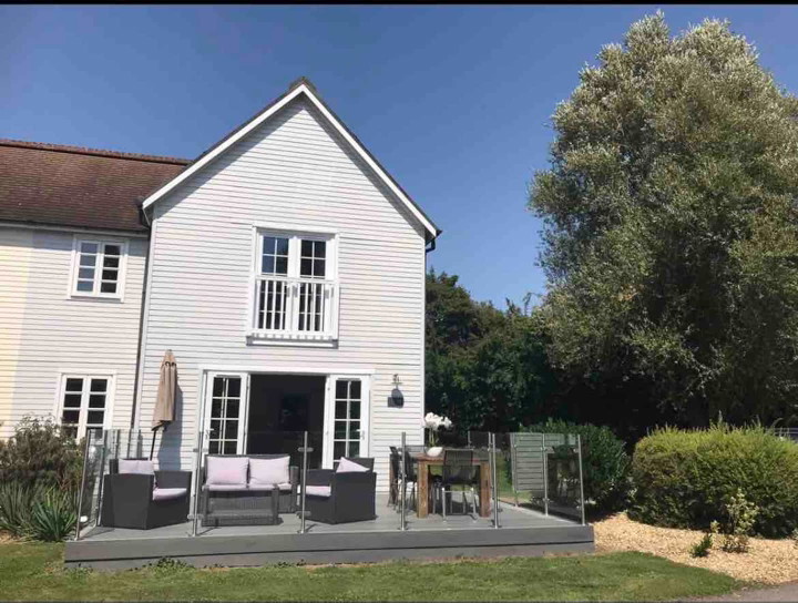 Modern Lake View Home & Garden. Sleeps 8-10 & Dog - Wiltshire