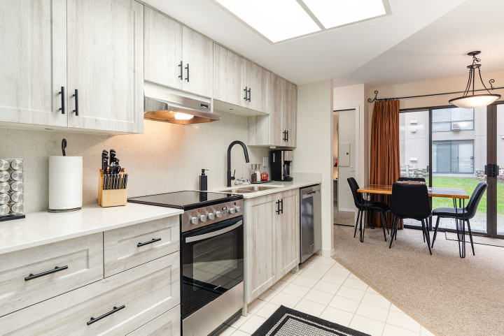 The Maple | Ski-in Ski-out 1 Bed W/ Hot Tub, Pool, Sauna, And Fireplace - ウィスラー