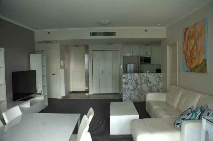 Large 2 Bedroom Apartment Located In World Tower - Surry Hills