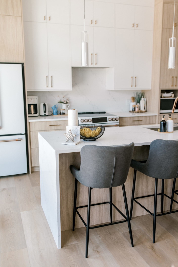 Lakefront Views|sleep14| Private Beach |2 Kitchens - Lake Cowichan