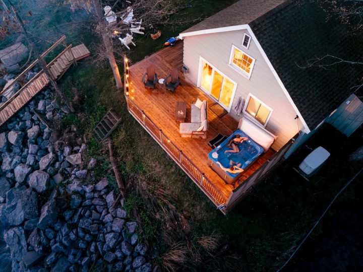 Lakefront Lake Erie Escape | Hot Tub, Sunset Views - Ontario