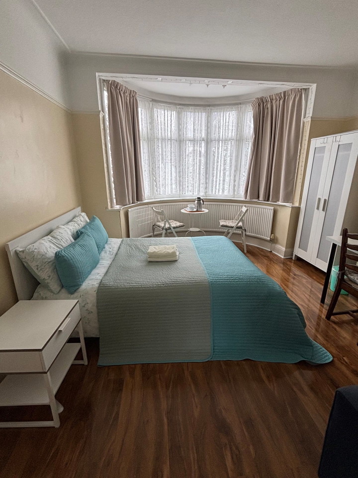 Big Guest Room With Private Shower Room In Harrow - Harrow