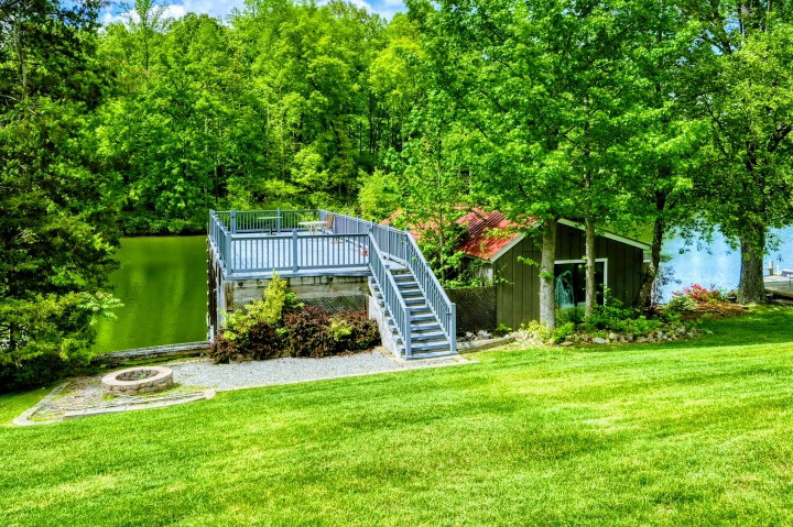 Lakefront Lake Anna With Dock, Deck, Fire Pit - Virginia