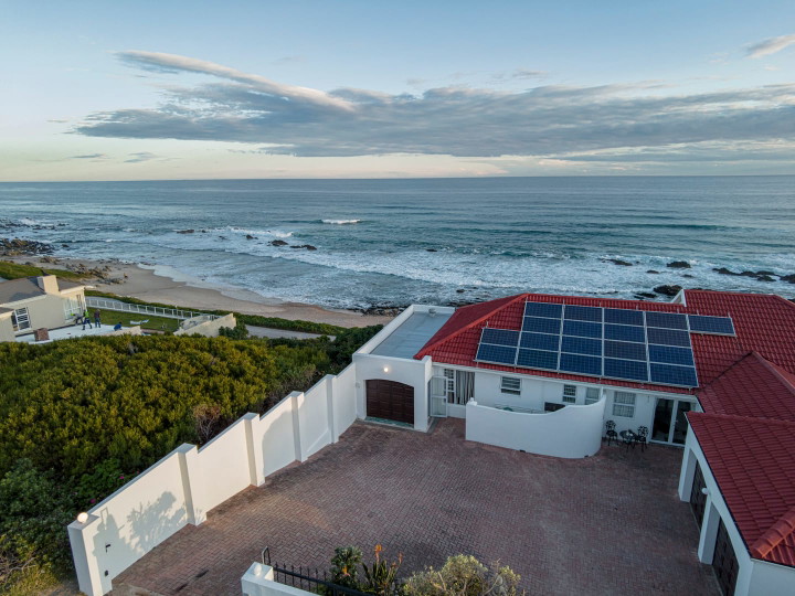 The Whacky Whale ~ 2 Bed Apartment On The Beach - South Africa