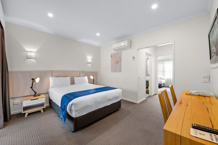 Spacious Family Room: 2 Seperate Rooms & 3 Beds - Dandenong