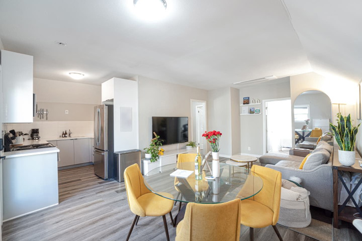 Central Charm Hideaway - King Bed, Balcony, Bbq - 시애틀