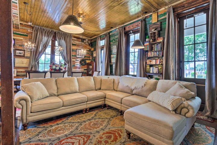 "Grand Retreat: Spacious Estate Expansive Deck - Biloxi, MS