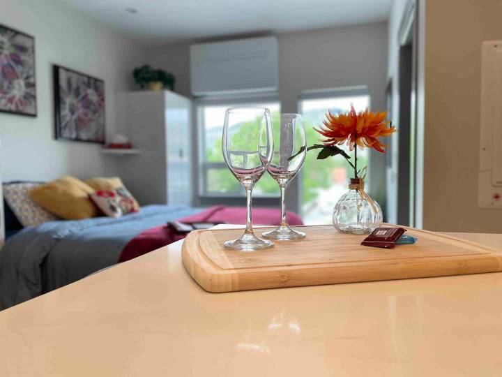 Okanagan Lakeside Cute Cozy Apartment W/ Pool - Vernon