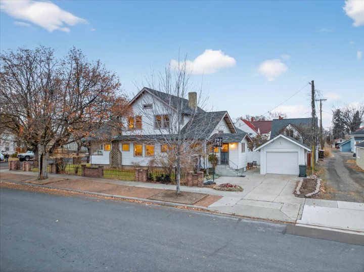 Maples Off Main! 4 Bdrm, 2 Bath Home With Firepit - Baker City, OR