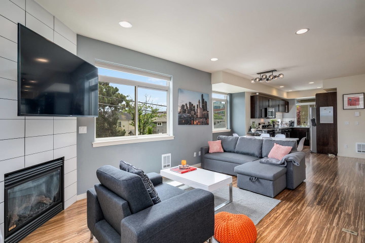 Downtown Seattle Townhome W/ Garage Near Seattle U - Renton, WA