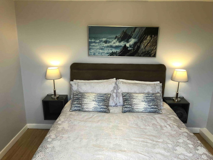 King Size Bed, Private Bathroom + Living Area. - Dingle Peninsula
