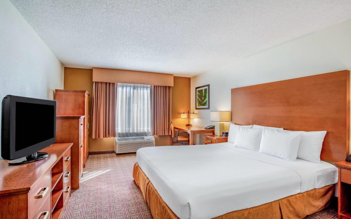 King | La Quinta Danbury | Candlewood Lake - Newtown, CT