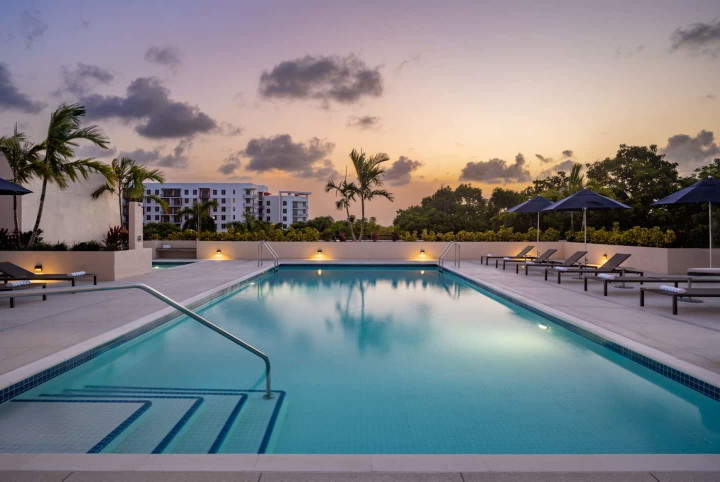 Near Pompano Beach + Rooftop Pool, Dining & Gym - Fort Lauderdale, FL