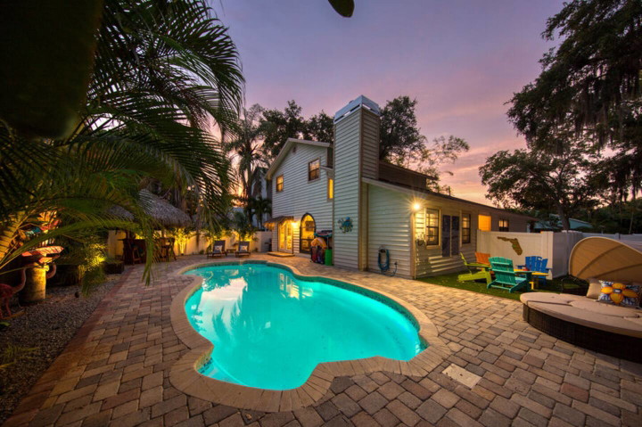 Terraza De Yonastylish Pool Home W/ Tiki Bar, Fire Pit, Outdoor Games & Near Gulf Beaches - Treasure Island, FL