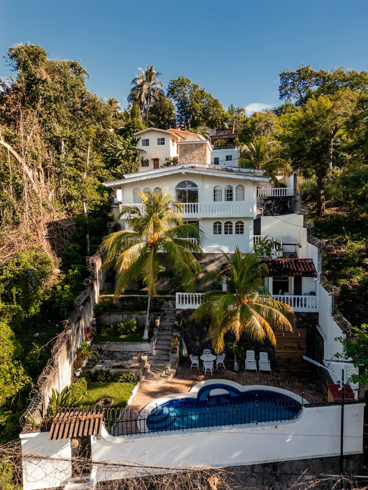 Kaylani Tropical House - El Salvador