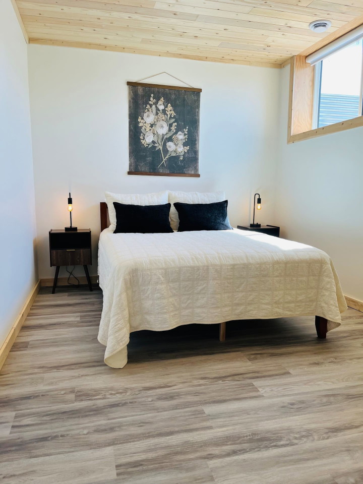 Sunlit Hideaway With Private Entrance - Pincher Creek