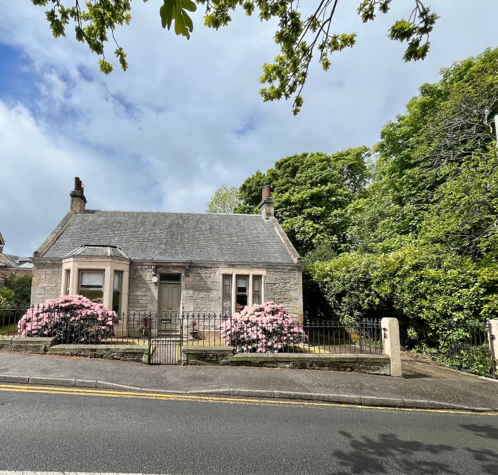 Lux 3-bed Polmont Station Cottage Garden & Parking - Falkirk
