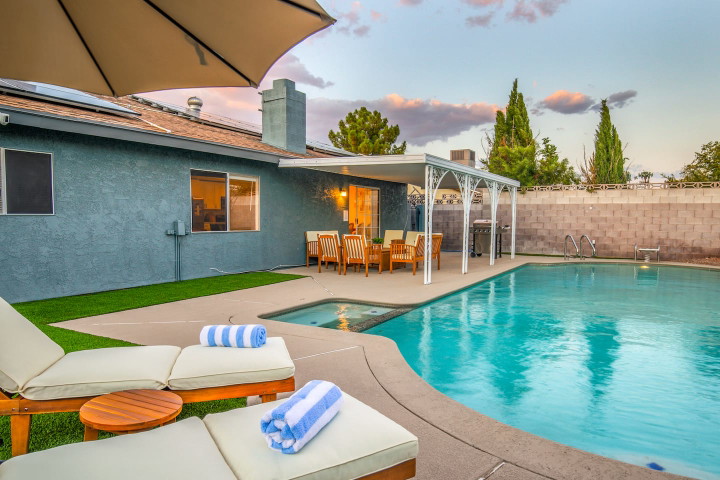 Modern Design W/ Pool, Hot Tub, Game & Bbq Patio! - Henderson, NV