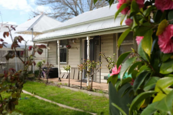 Pet & Family Retreat | Fenced Yard | Walk To Town - Ballarat
