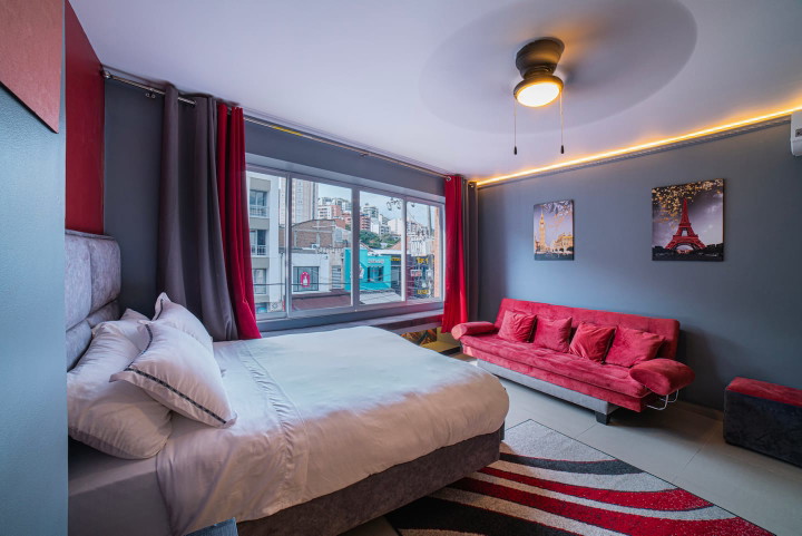 Studio Right In The Heart | 201 - Versalles