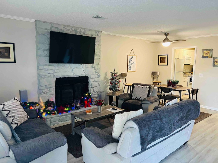 Lovely 2-bedroom Condo With Indoor Fireplace - Columbia, SC
