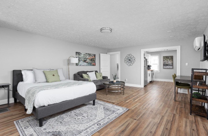 Spacious 1 Bed 1 Bath Near Downtown Indy! - Indianapolis