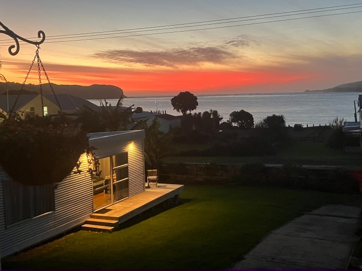 Sneezle Beezle Beach Cottage - Opononi