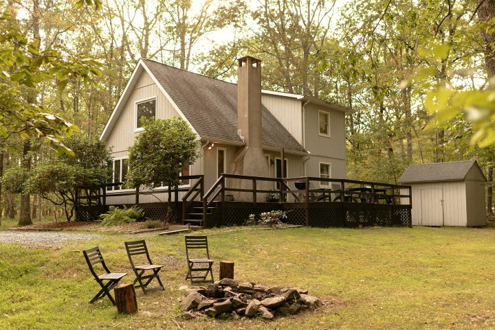 The Gray Chalet | Dog-friendly Getaway - Lake Wallenpaupack, PA