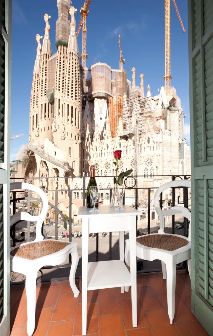 Whatching Sagrada Familia - Barcelona
