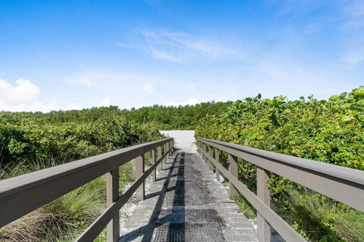 South Seas Retreat Beachfront 2bd/2ba- Gulf Views - Marco Island, FL