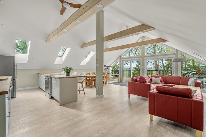 Bright Spacious Loft With Panoramic Mountain View - Cochrane