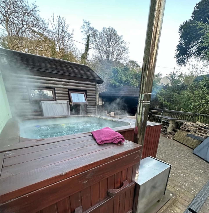 The Hot Tub By The Waterfall-inclusive Facilities - Isle of Man