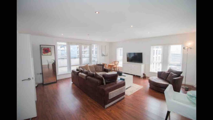 Spacious 2 Bedroom Penthouse Apartment & Parking - Manchester