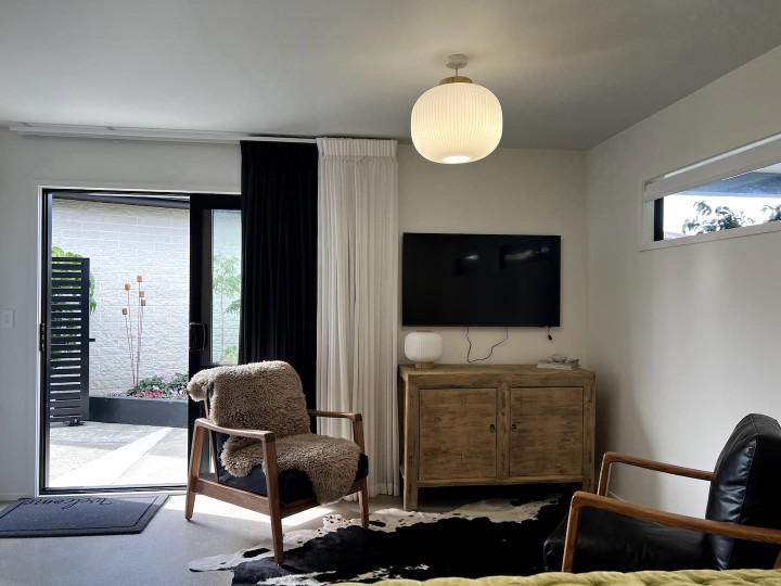 Modern 1 Room Studio With Off-street Parking - New Zealand