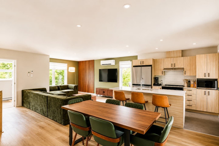 Serene Modern 2br | Clean | Free Parking - Laval