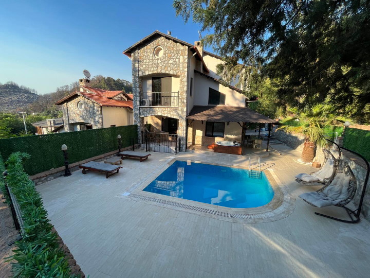 Vi̇lla Lily -