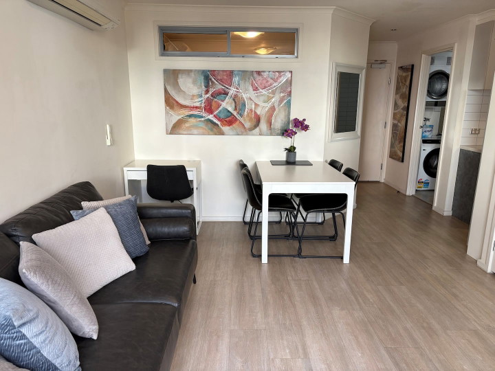 Onsite Parking, 2 Keys, Self Check In - Melbourne
