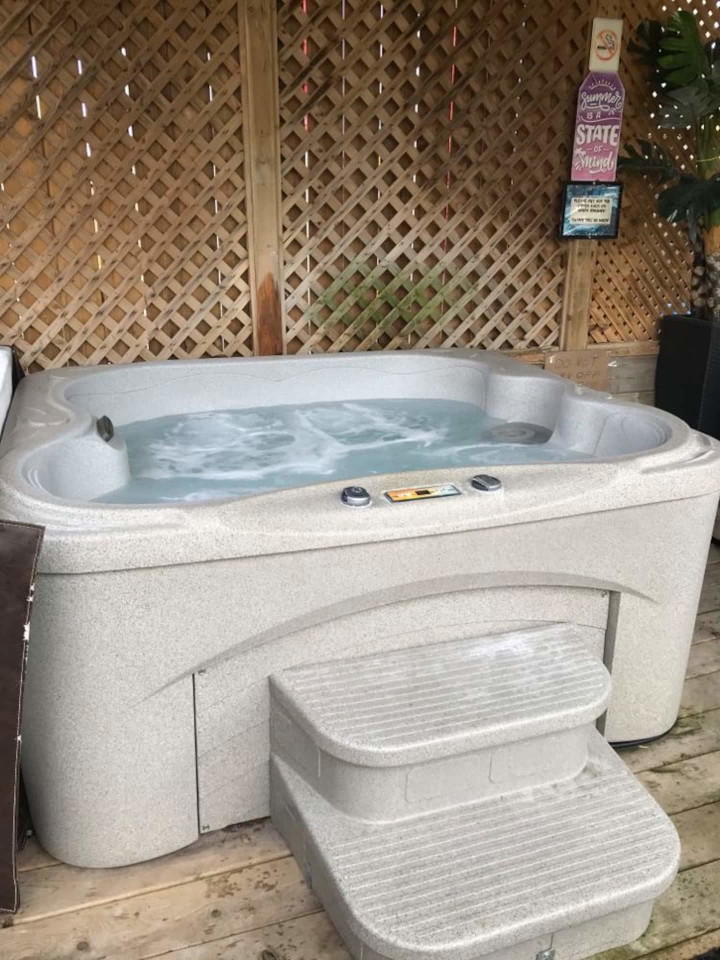 Modern Hot Tub Oasis In Beautiful Niagara Falls Ca - Niagara Falls