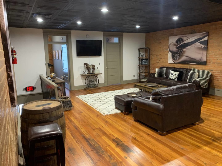 New "Bourbon On The Square" Downtown Rustic Loft - Elizabethtown, KY