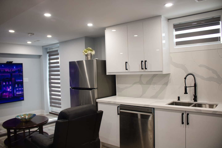 Adey's Haven: 1br + Free Parking - Brampton