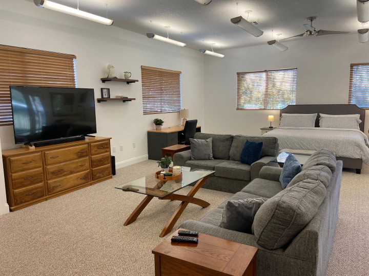 1,000 Sqft Apartment On 3 Acres W/ Pool & Balcony - Apopka, FL