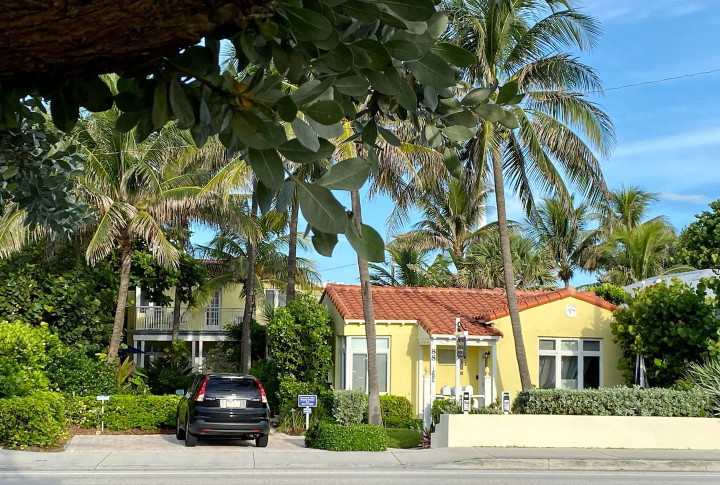 Cozy Beach Bungalow Steps To The Sand! - Delray Beach, FL