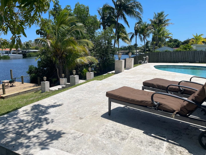 1 Bedroom Suite, Lovely Lakeside Pool Area - North Miami Beach, FL