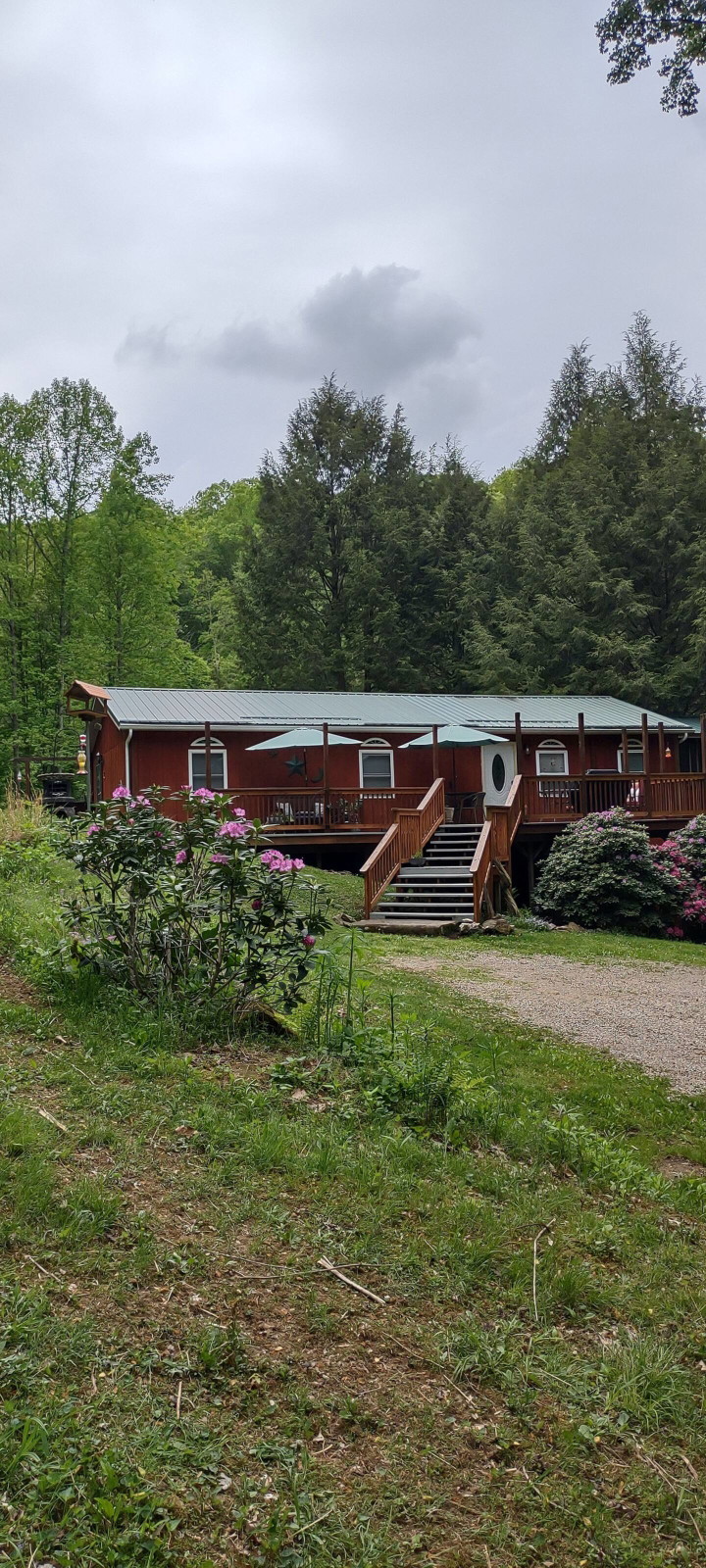 Knotty Knot Lodge With Tree Top Tavern - Laurelville, OH