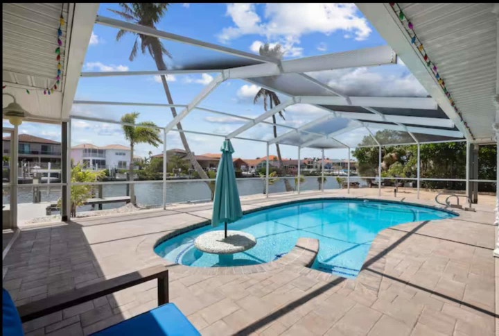 Endless Summer Beautiful Waterfront Vacation Home - Apollo Beach, FL