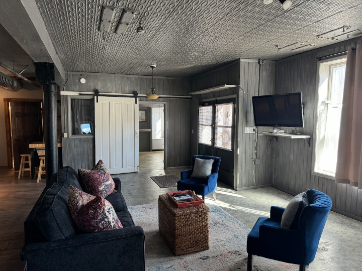 Cozy 2nd Hand Rose Suite - Downtown Dubuque - Dubuque, IA